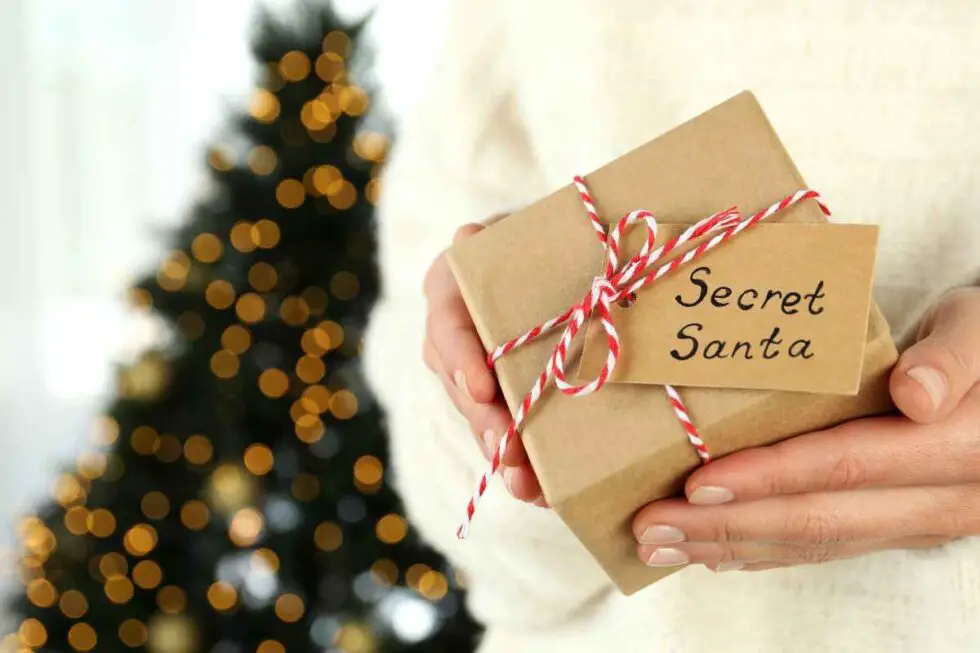 26 Secret Santa Notes That Ho-Ho-Hook You In! | Easy Kids Parties